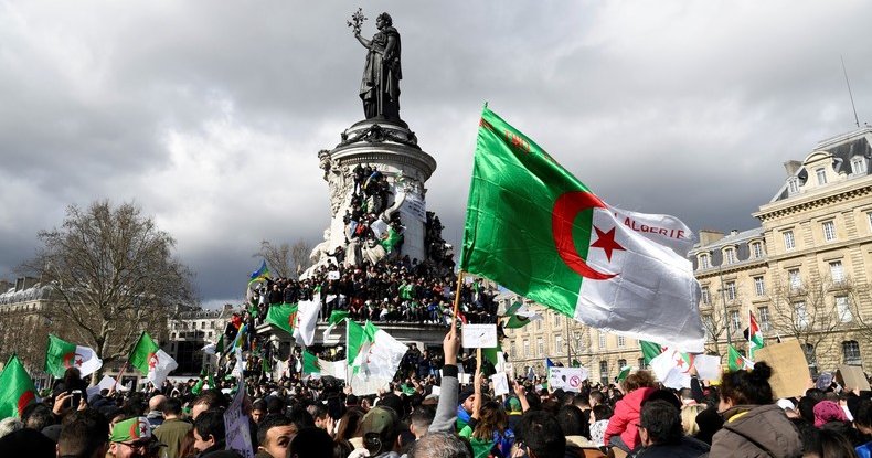 Le drapeau du FLN algérien sur la Place de la... - NotreJournal